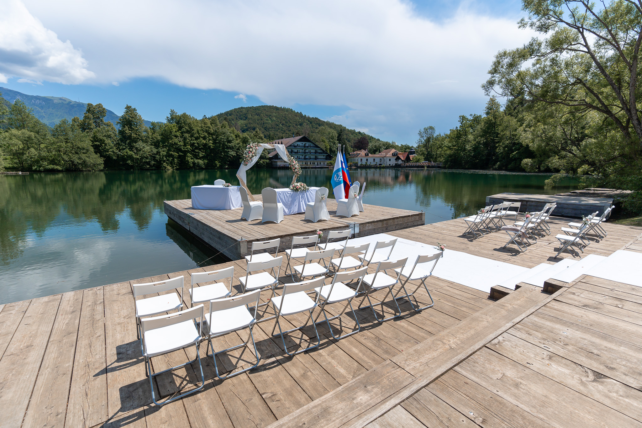 Sanjska poroka v Preddvoru – Jezero Črnava in Grad Dvor